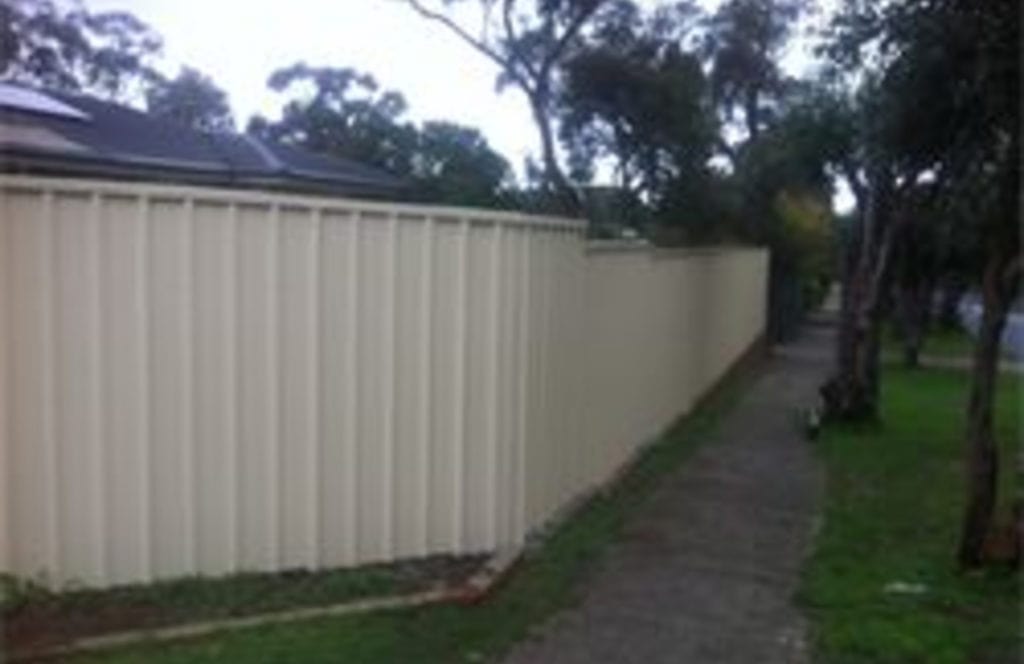 Installing colorbond fencing posts - Lee Benson Fencing